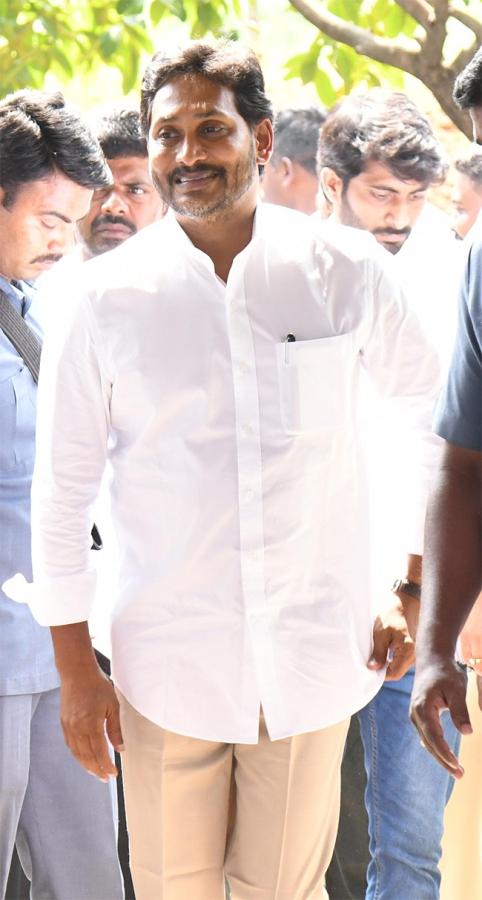 ఇడుపులపాయలో వైఎస్‌ జగన్‌ (ఫొటోలు) | YS Jagan Pays Tribute To Dr YS Rajasekhara Reddy At YSR Ghat ...